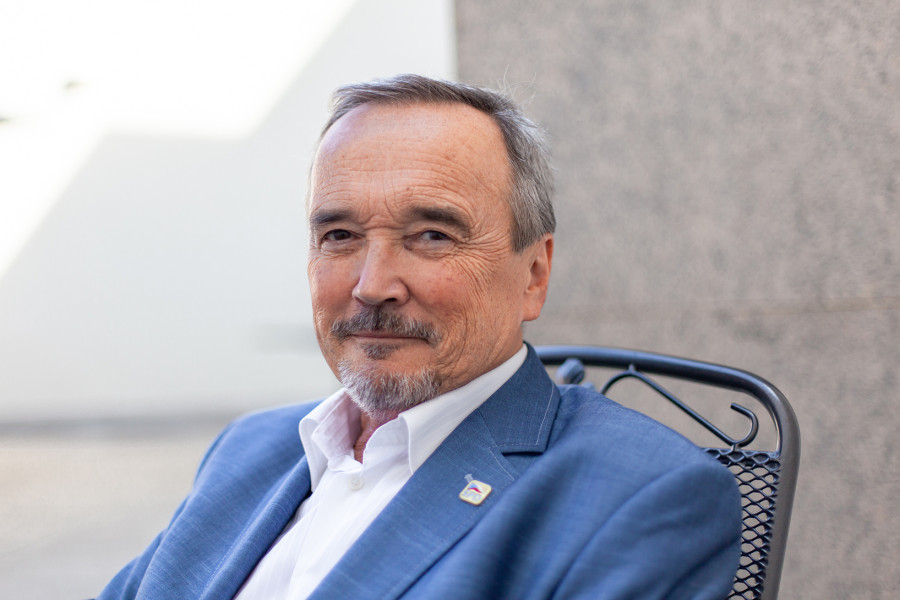 Fialova vláda si chce ČT a ČRo zavázat před volbami a uplatit je penězi ...